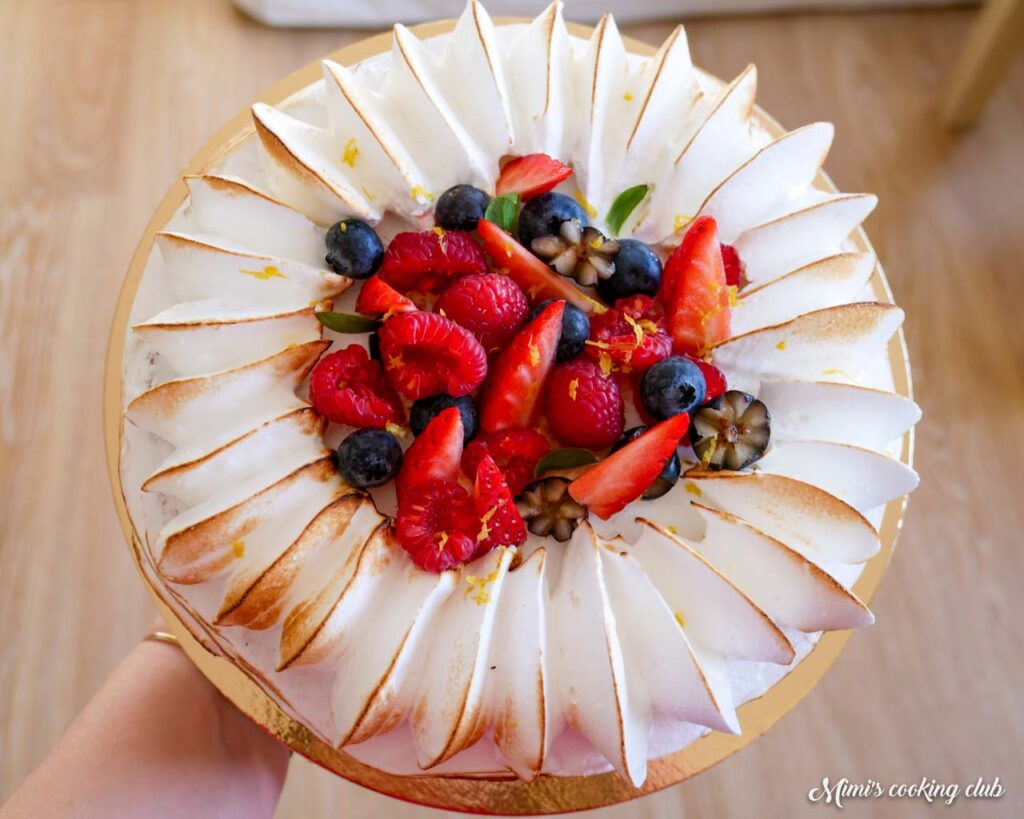 Gâteau soleil meringue et fruits rouges - Mimi Pâtisserie